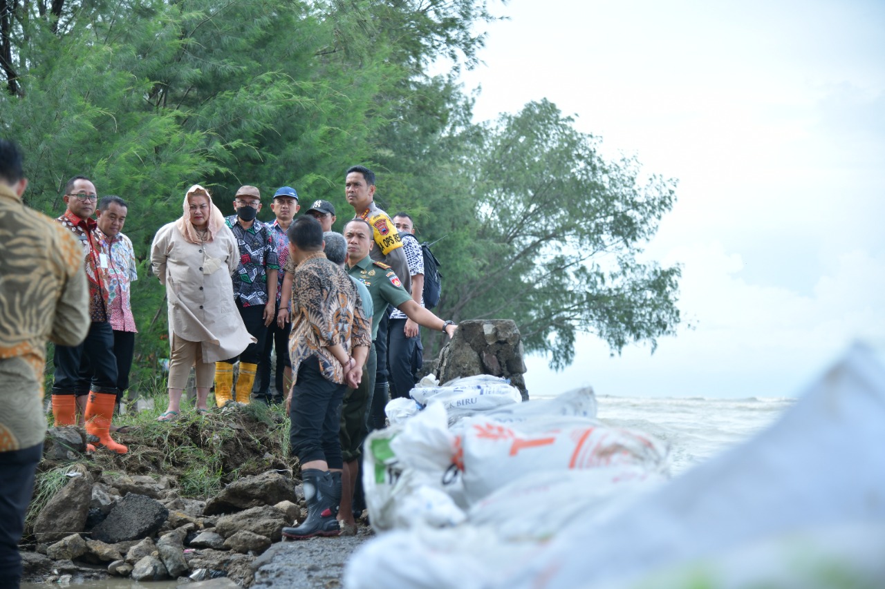 Tanggul Darurat dan Pompa untuk Penanganan Tanggul Jebol di Marina ...