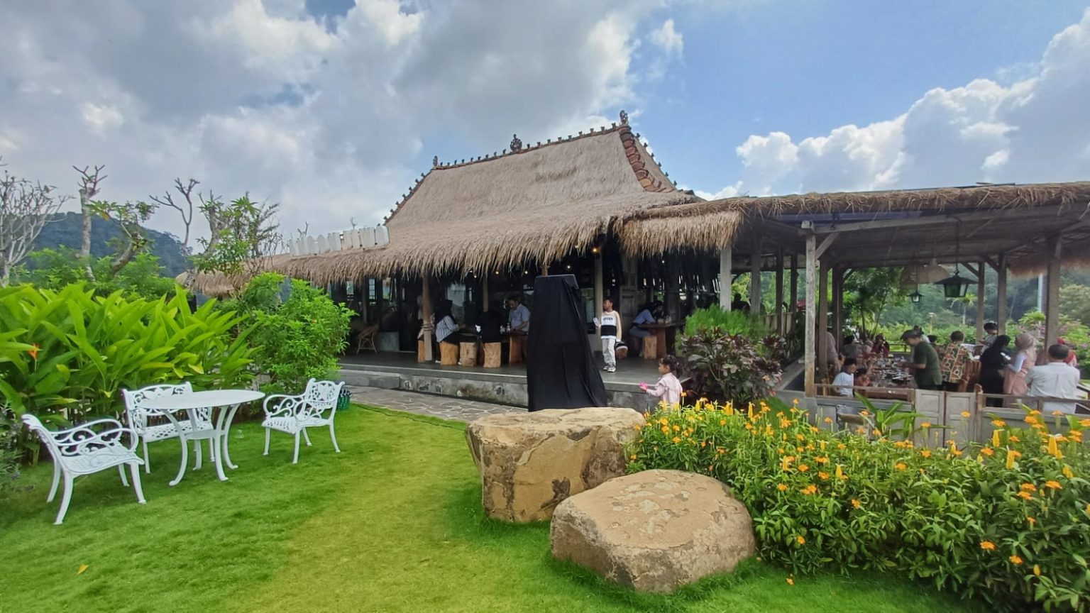 Resto Angon Jiwo Bawen Suguhkan Suasana Bali yang Eksotis di Puncak Bukit - UpRadio