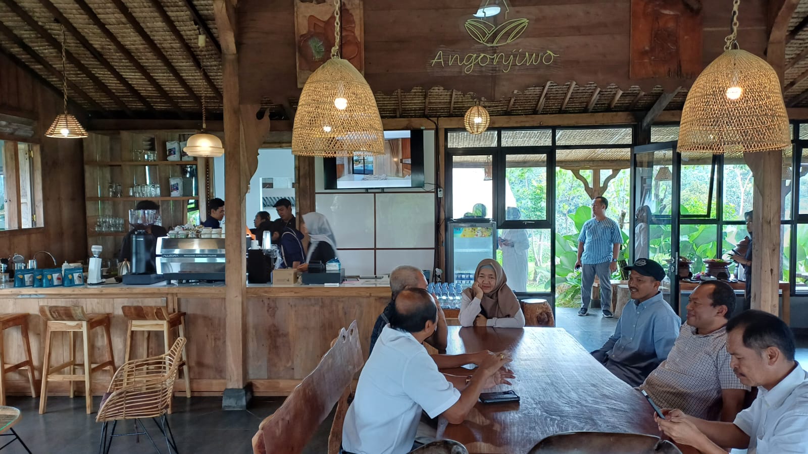Resto Angon Jiwo Bawen Suguhkan Suasana Bali yang Eksotis di Puncak ...