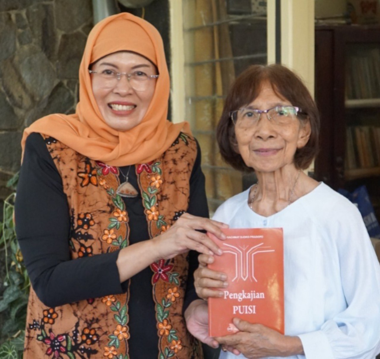 UPGRIS Terima Hibah BUku Karya Prof Rachmat Djoko Pradopo - UpRadio